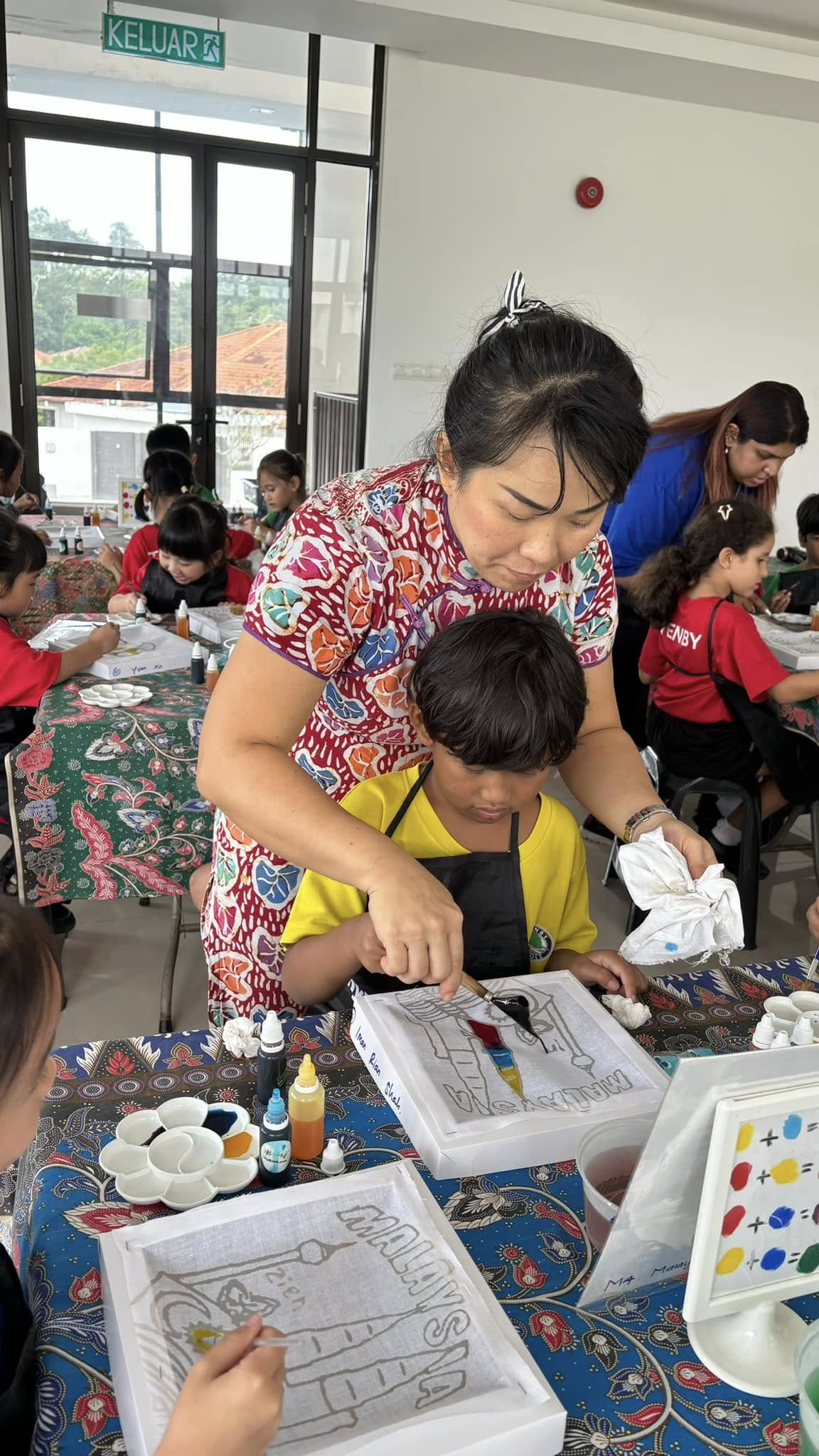 Malaysian Batik making demonstration by Emilia Tan #batikmaking ...